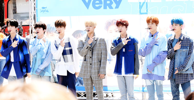 VERIVERY haben ein zweites Mal #1 der Billboard Charts belegt ...